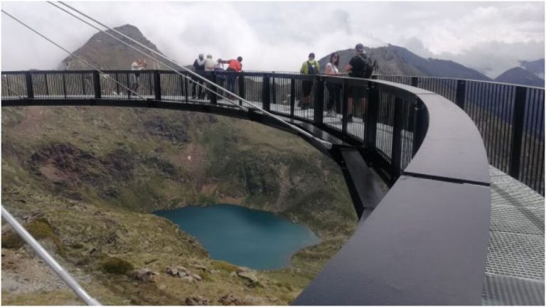 Así es el espectacular mirador y reloj solar construido a 2.701 m, en ...